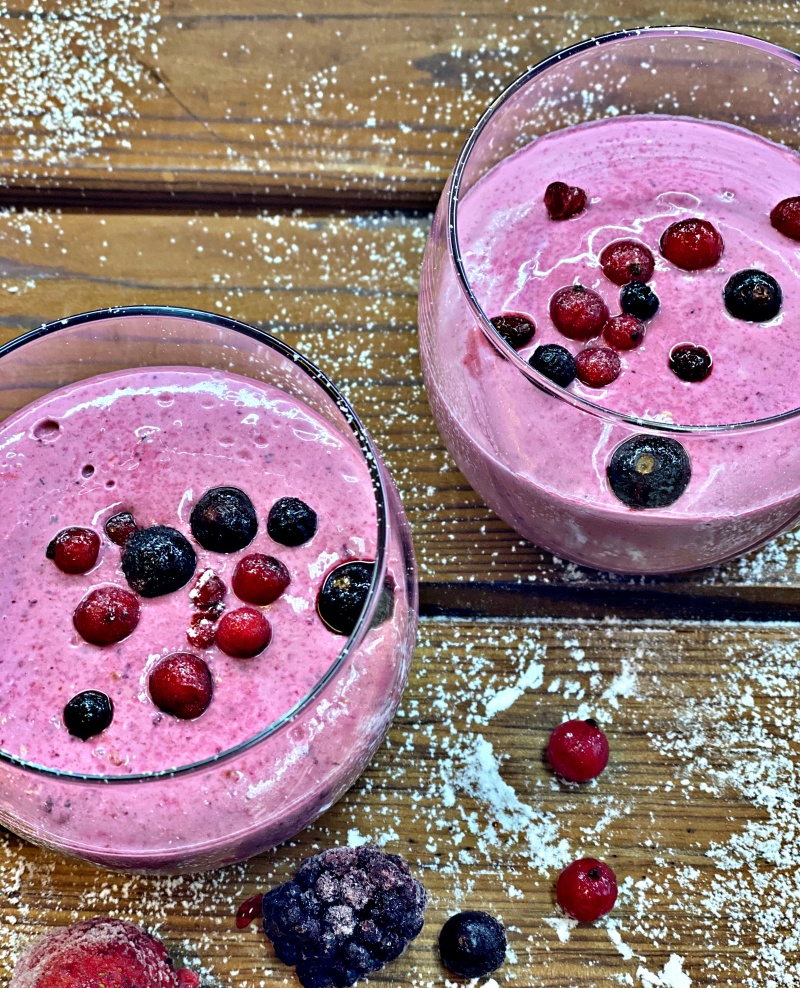 Juicy Frozen Berry Smoothie - Delice Recipes