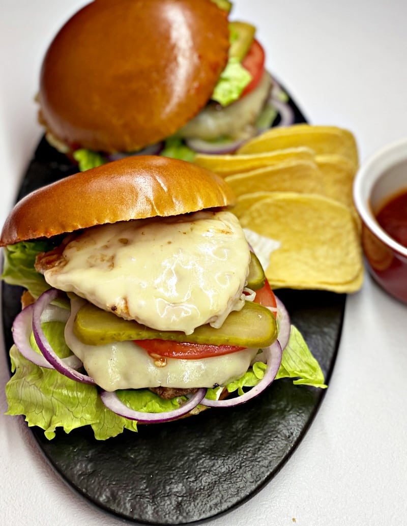 The Best Juicy Cheeseburger - Delice Recipes