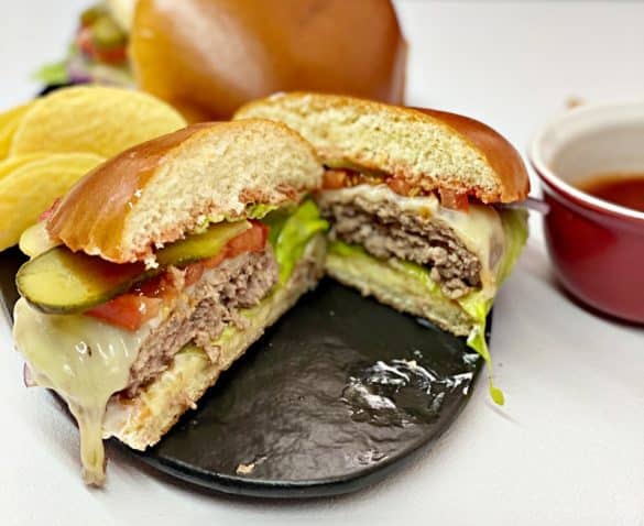 The Best Juicy Cheeseburger - Delice Recipes