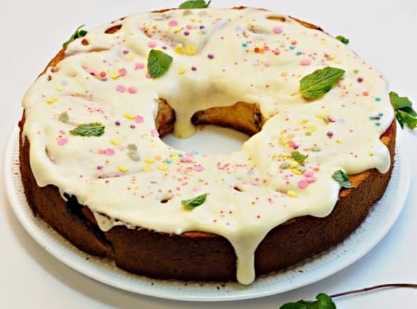 Fragrant Lemon Bundt Cake with Berries! - Delice Recipes