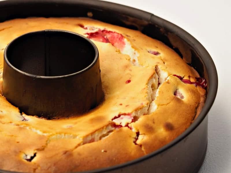 Fragrant Lemon Bundt Cake with Berries! - Delice Recipes