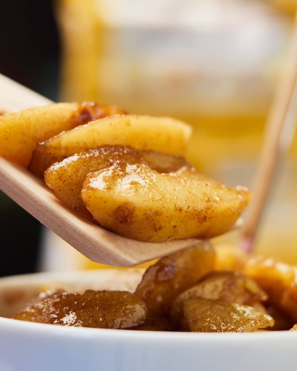 Caramelized and Warm Cinnamon Apples - Delice Recipes