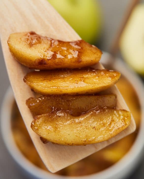 Caramelized and Warm Cinnamon Apples - Delice Recipes