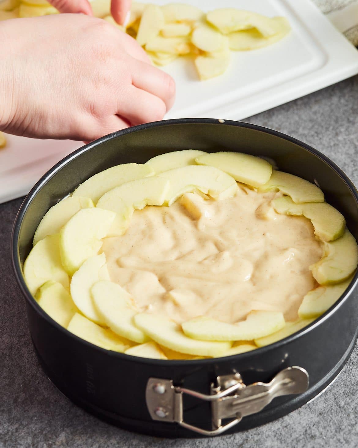 Fragrant Cinnamon Apple Cake [Video] - Delice Recipes